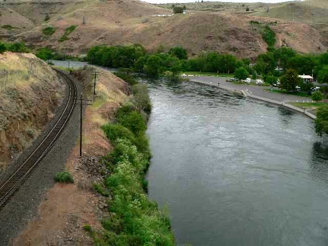 Maupin, Oregon sit high above the Deschutes river and is the start of ...