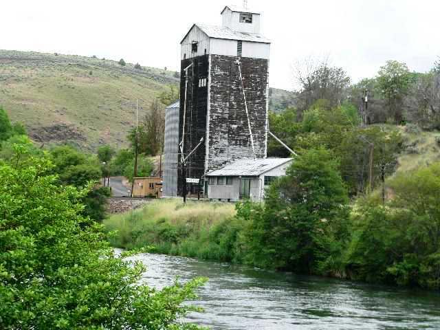 Maupin, Oregon sit high above the Deschutes river and is the start of ...