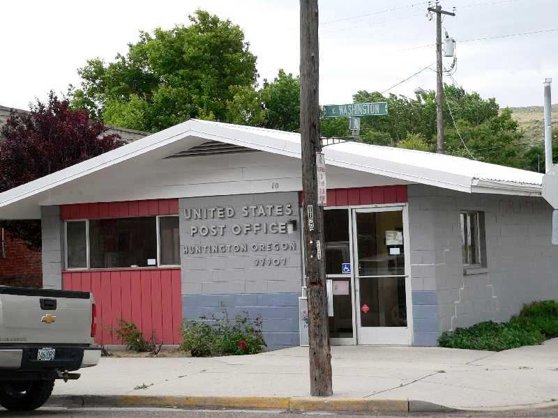 Huntington, Oregon sits next to the Brownlee reservior on the Snake ...