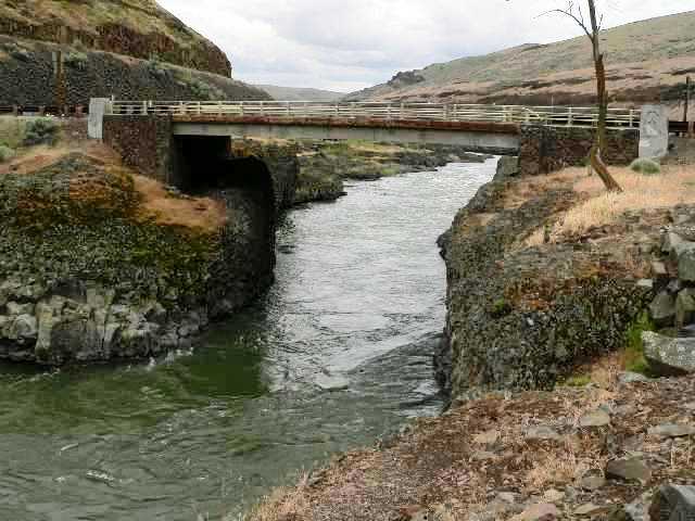 Maupin, Oregon sit high above the Deschutes river and is the start of ...