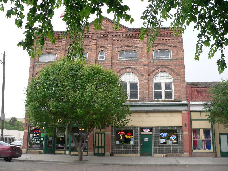 Huntington, Oregon sits next to the Brownlee reservior on the Snake ...